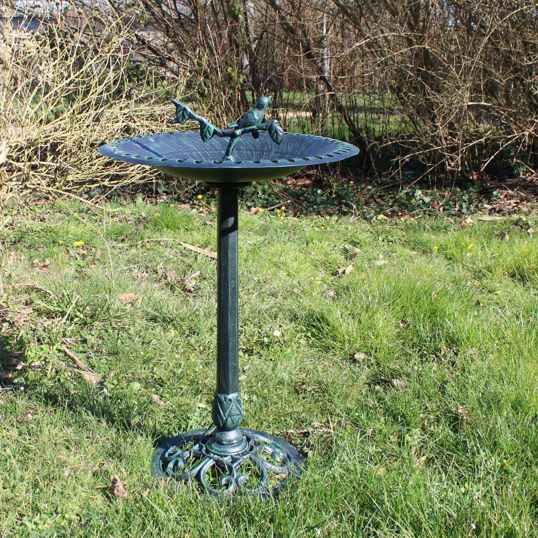 Bassin à oiseaux sur pied en fonte