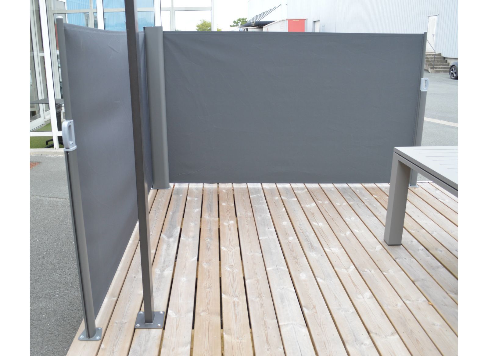 Paravent extérieur rétractable avec angle chassis en aluminium grey