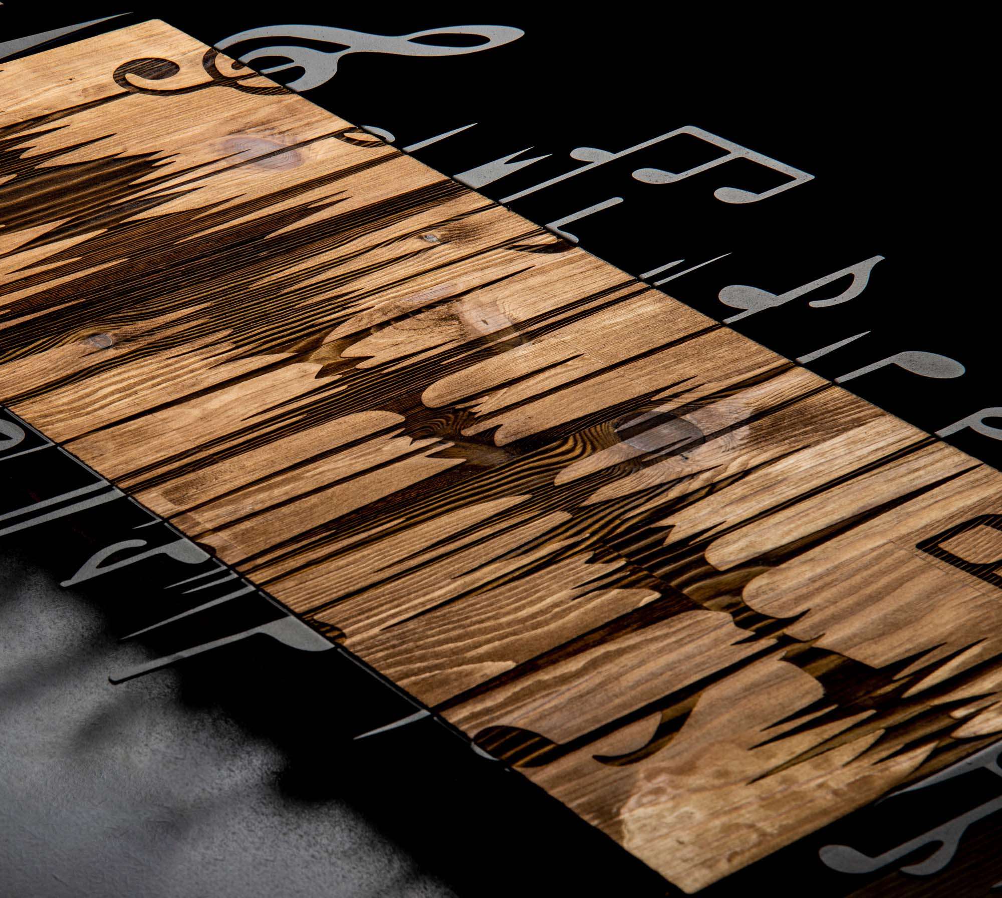 Décoration murale en métal et bois notes de musique 90 x 47 cm