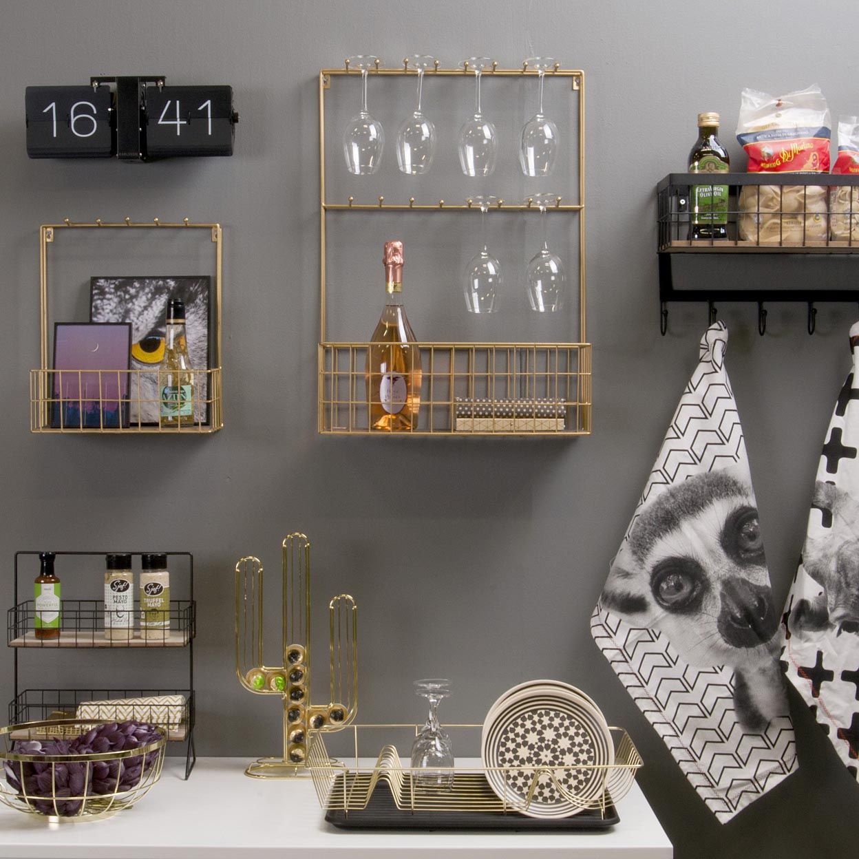 Egouttoir à vaisselle en métal avec plateau dish (doré)