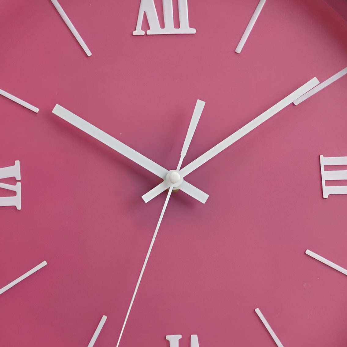 Horloge moderne rose 36 cm