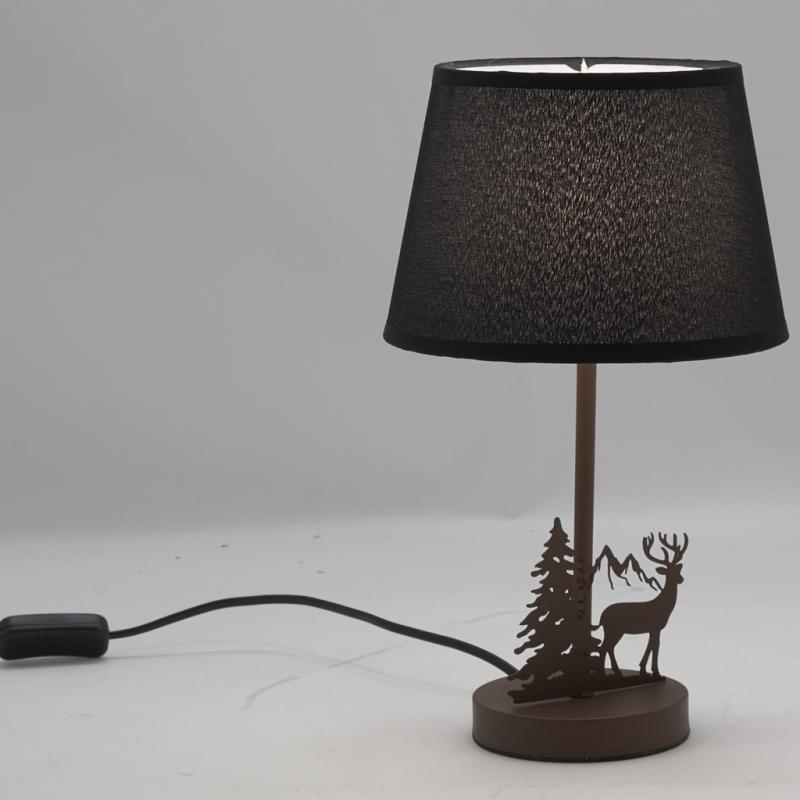 Lampe en métal cerf avec abat-jour noir
