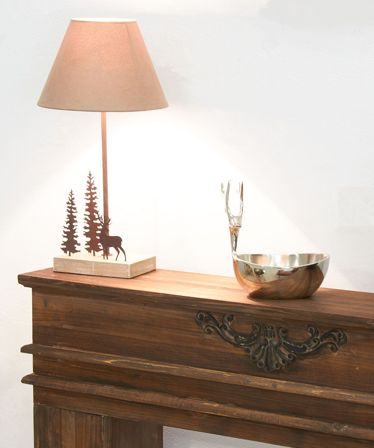Lampe à poser en métal et pied bois avec décor cerf et 2 sapins - AUBRY ...