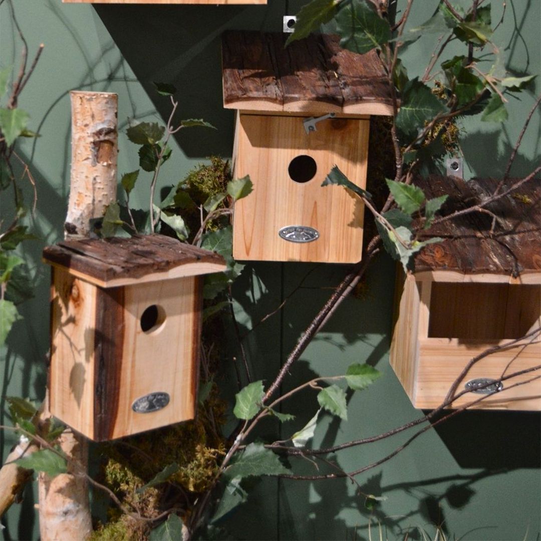 Nichoir pour oiseaux avec toît en écorce (rouge gorge)