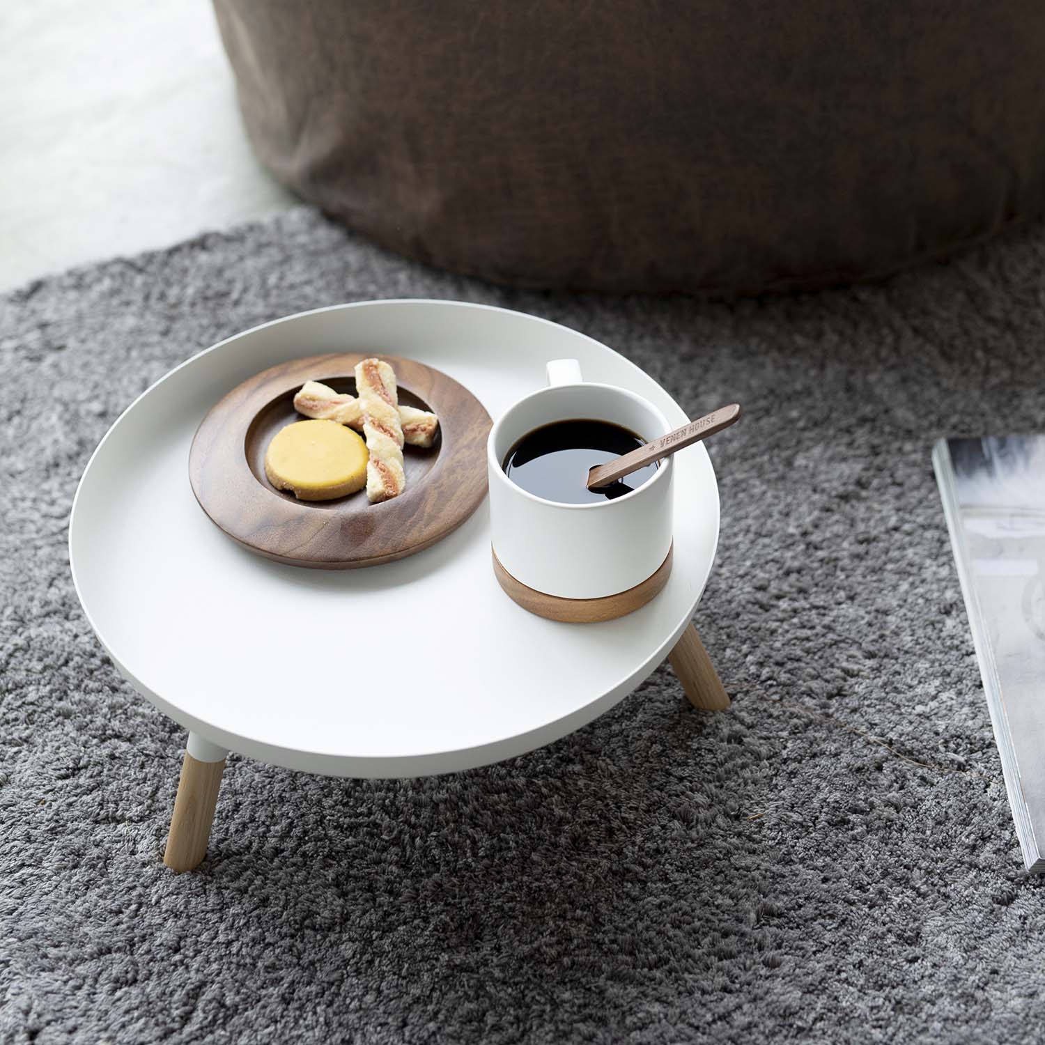 Plateau rond en métal avec pieds tower (blanc)