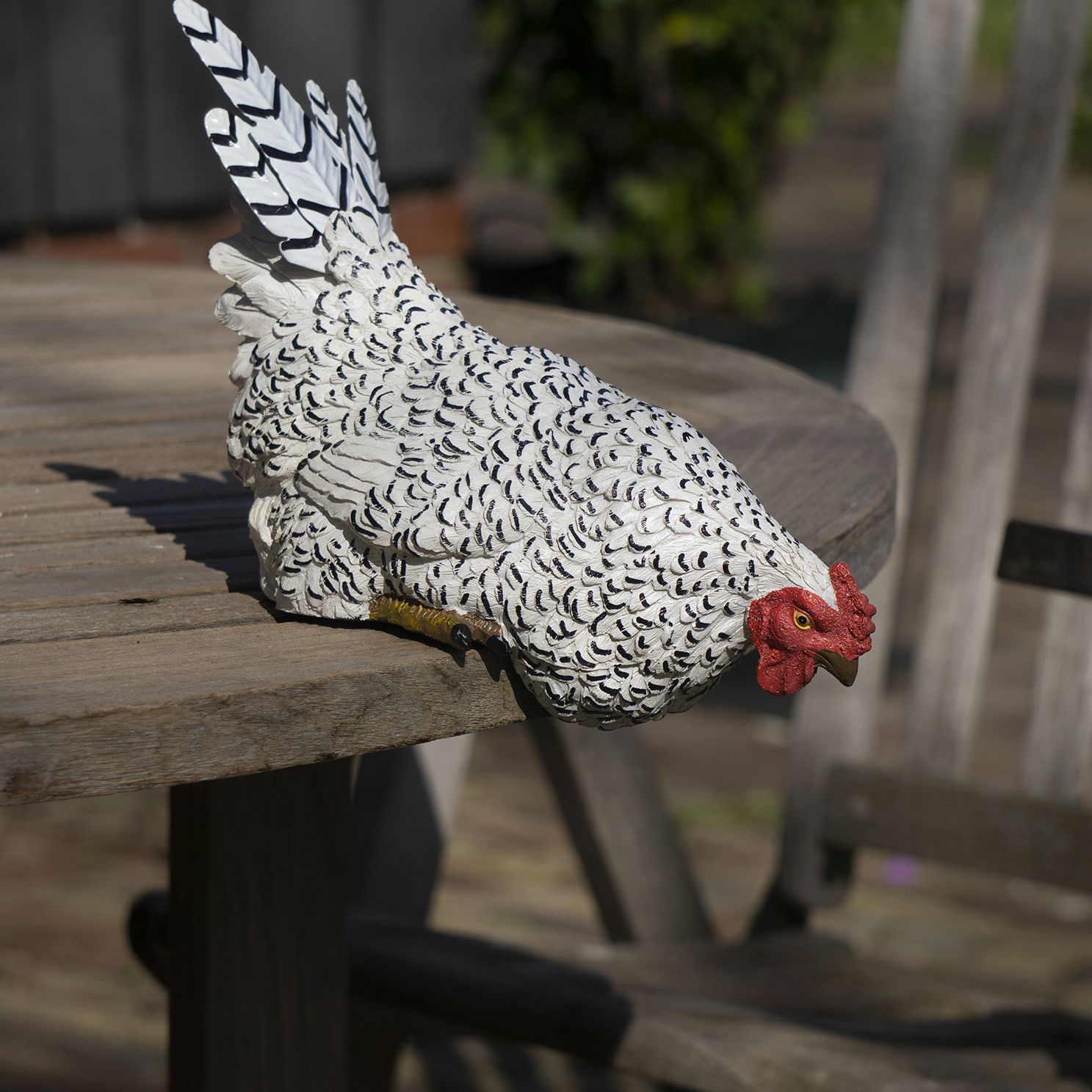 Poule avec queue en métal assise sur le bord 23 x 14 x 24 cm