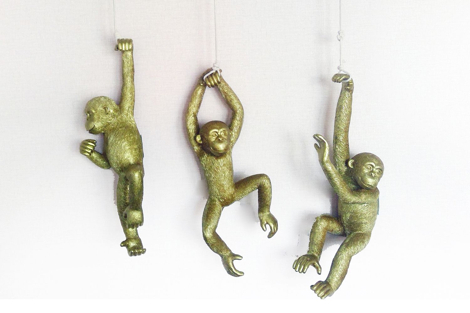 Singes décoratifs en résine à suspendre 39 cm (lot de 3)