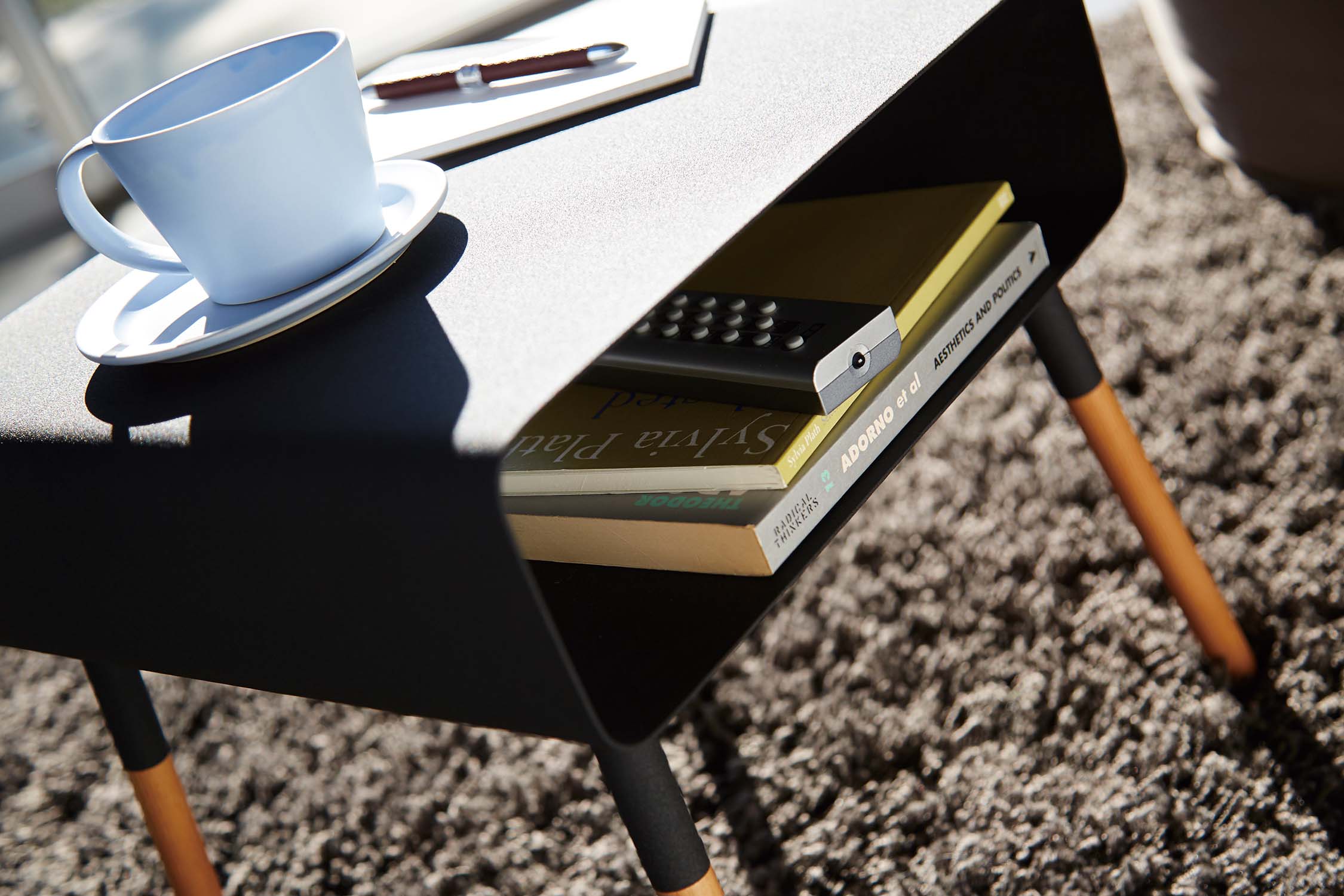 Table de chevet moderne en métal et bois